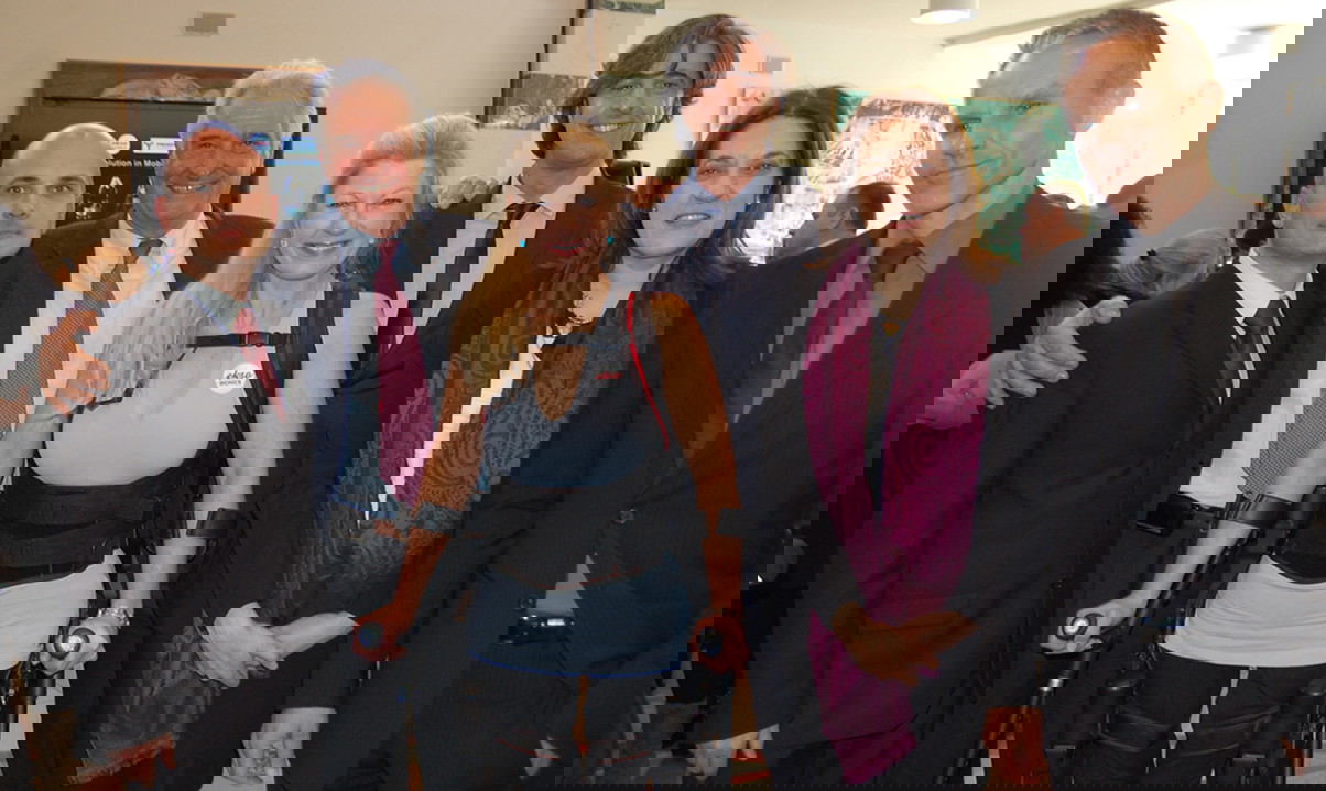 Amanda, paraplegica dal 1992, cammina grazie ad una protesi low-cost