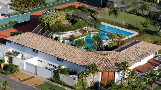 Ronaldinho, escluso dai Mondiali 2014, affitta la sua casa a Rio