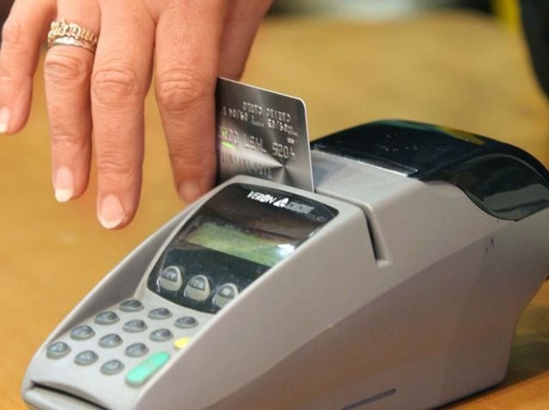 Bancomat obbligatorio per tutti i commercianti sopra i 30 euro