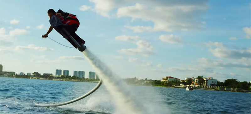 L'hoverboard di "Ritorno al futuro" esiste ma vola sull'acqua