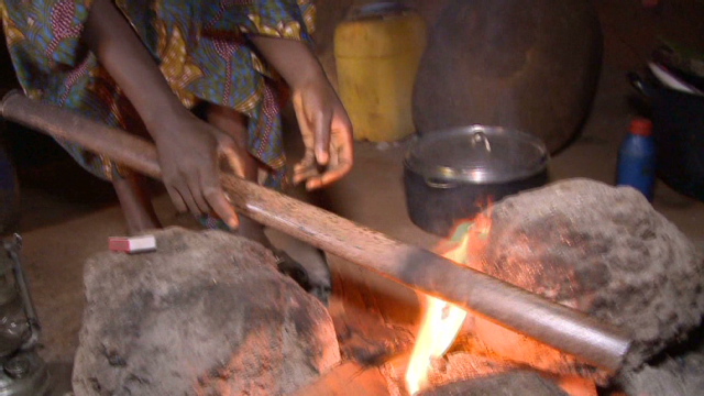 "Breast ironing": la mutilazione femminile di cui nessuno parla