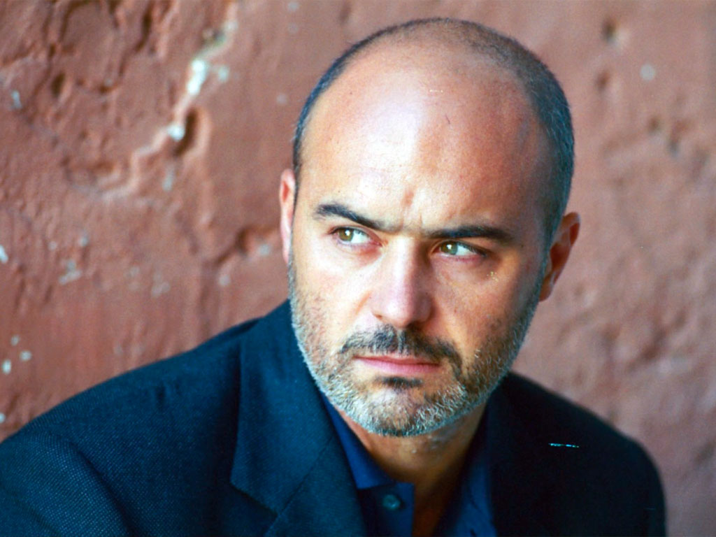 Luca Zingaretti abbraccia la figlia Emma e non si sottrae ai fotografi