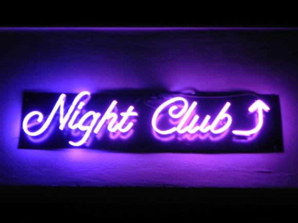 fa-polemica-il-primo-night-club-low-cost