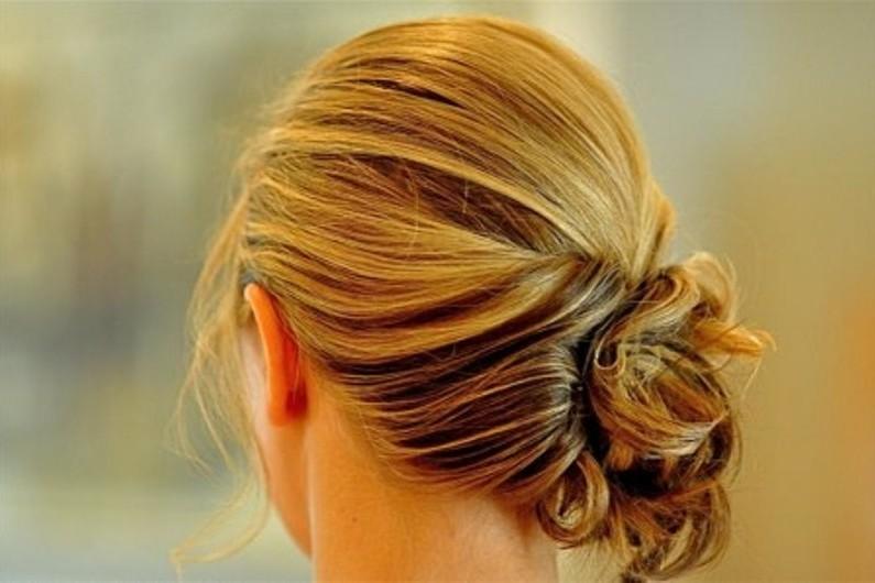 Chignon scompigliato e fiocco chignon: istruzioni per l'uso