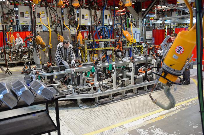 Settore servizi italiani ai massimi da 10 mesi