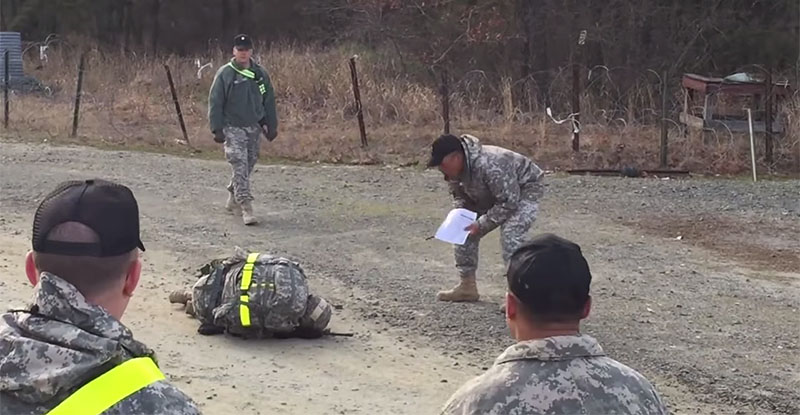 Ecco la grande forza di una donna soldato