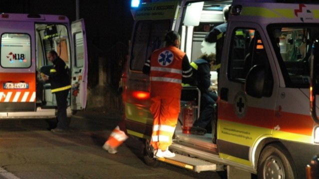 Roma, auto fugge da polizia e travolge moto, 2 persone morte Roma, auto fugge da polizia e travolge moto, 2 persone morte