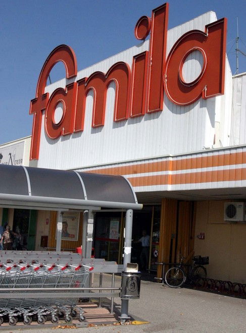 Impiegata del Famila ruba un trancio di prosciutto