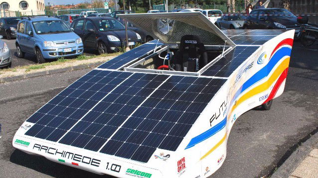 Ecco la Archimede Solar Car 1.0, l'auto elettrica con pannelli solari
