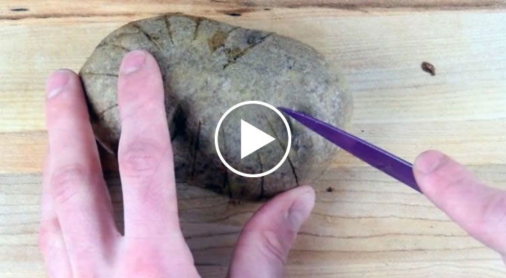 Fa dei tagli su una patata e mette in forno. Il risultato è da leccarsi ...