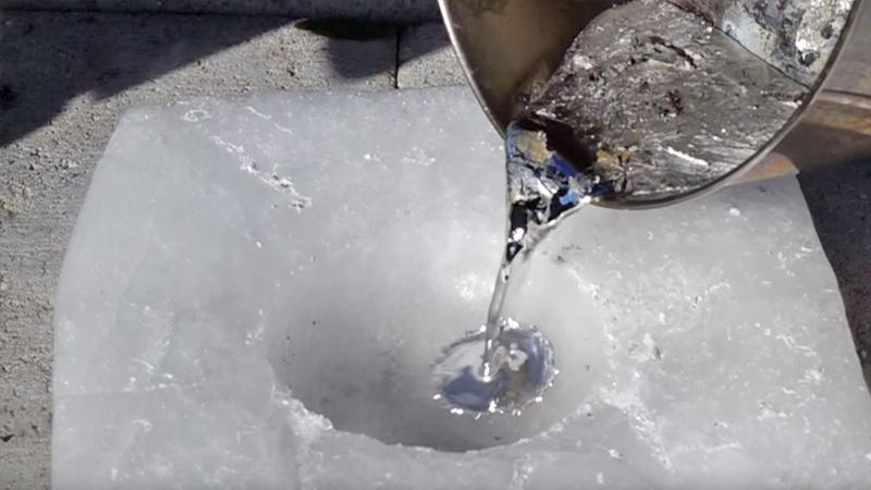 Versa alluminio fuso sul ghiaccio. Quello che succede è incredibile!