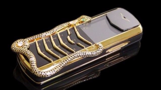 Vertu SIGNATURE Cobra, smartphone extralusso consegnato in elicottero