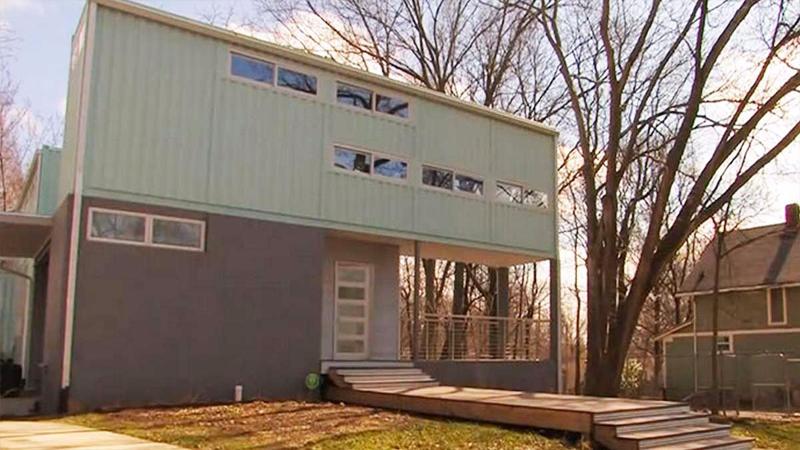 Costruisce una casa a 2 piani con dei container. I suoi interni shabby ...