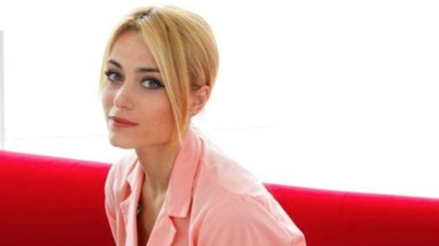 Un Posto al Sole, l'attrice Imma Pirone fa la "lavascale" fuori dal set ...