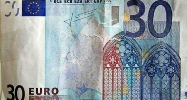 Compra le sigarette con una banconota da 30€ e gli danno pure il resto