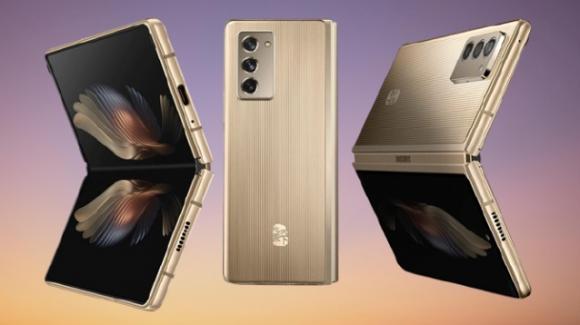 Samsung W21 5G: ufficiale lo smartphone foldable extra-lusso con concierge