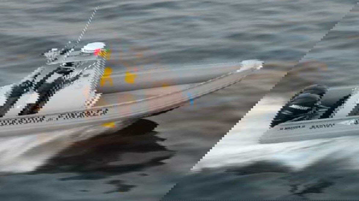 Gommone della Guardia di Finanza travolge sub: è grave