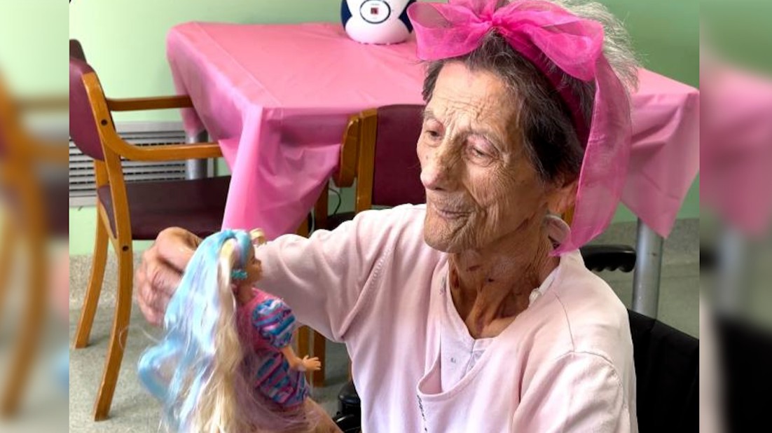 Barbie diventa protagonista della 'Doll Therapy' per le malate di Alzheimer