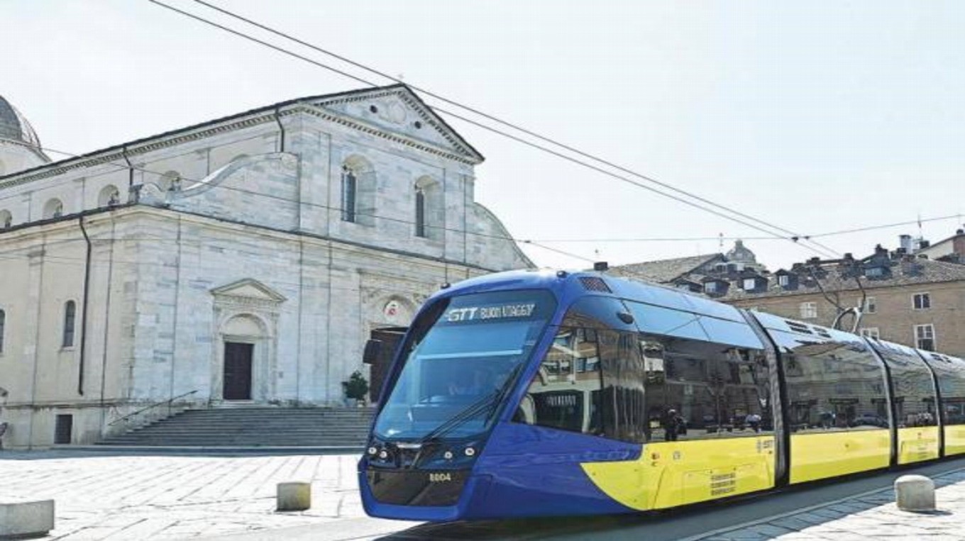 Torino accoglie tram Hitachi ad alta tecnologia: rivoluzione del ...