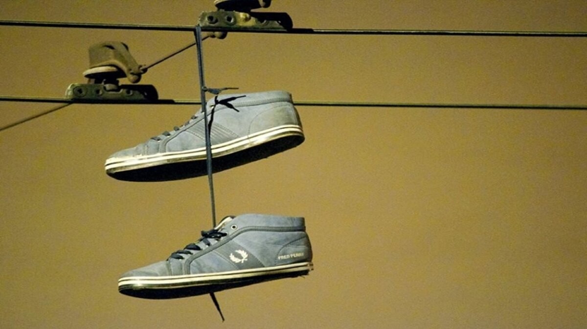 Scarpe appese sui fili della corrente: significati e curiosità
