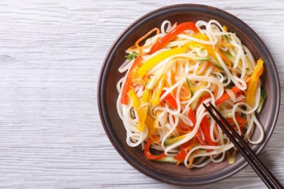 Spaghetti di riso con verdure - Fidelity Cucina