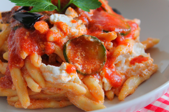 Cicatelli con pomodoro, melanzane fritte, zucchine e ricotta fresca ...