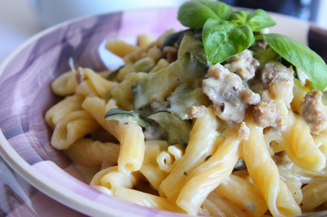 Torchietti con panna, gorgonzola, salsiccia e zucchine - Fidelity Cucina