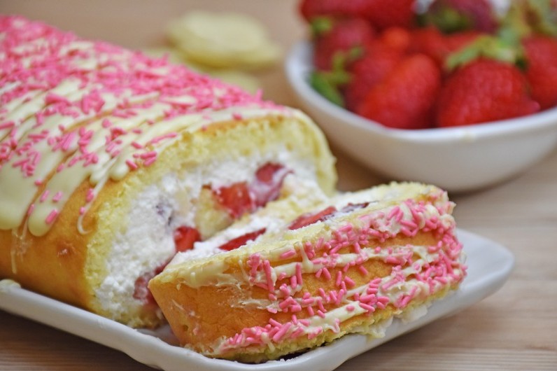 Rotolo primavera con fragole, panna e cioccolato bianco - Fidelity Cucina