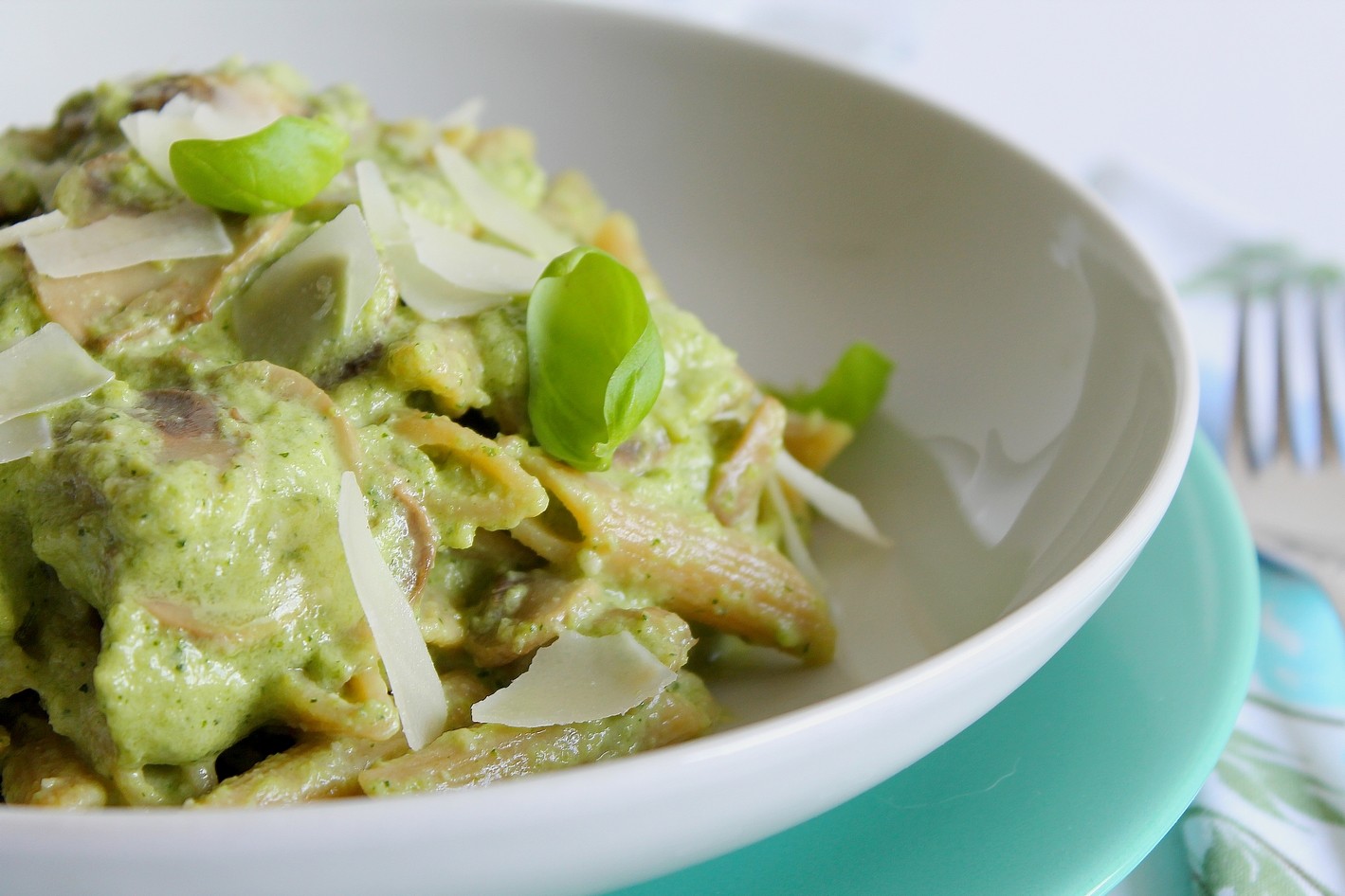 Penne integrali con pesto di zucchine e funghi champignon - Fidelity Cucina