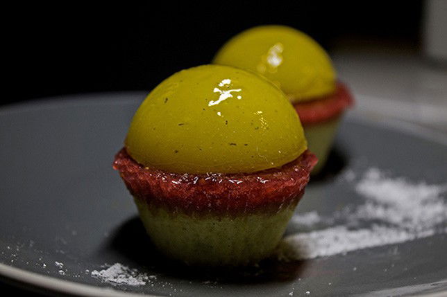 Mini cake al lime, coulis di fragole e semisfere di lemon curd ...