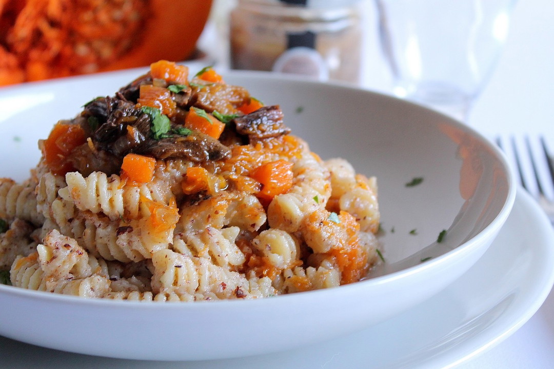 Fusilli con zucca, funghi porcini e pesto di nocciole - Fidelity Cucina