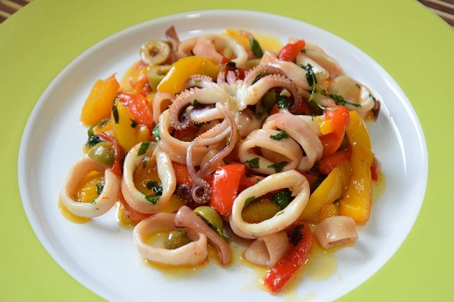 Calamari con peperoni, olive e capperi - Fidelity Cucina