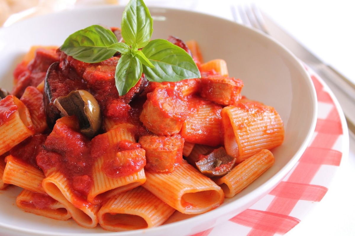 Mezzi rigatoni con salsiccia, melanzane e olive - Fidelity Cucina