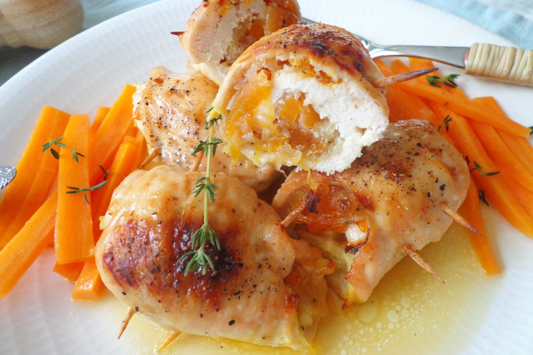 Involtini di pollo con carote, mele e albicocche secche - Fidelity Cucina