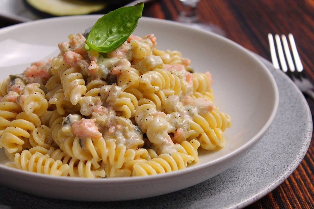 Fusilli con salmone affumicato, melanzane e gorgonzola - Fidelity Cucina