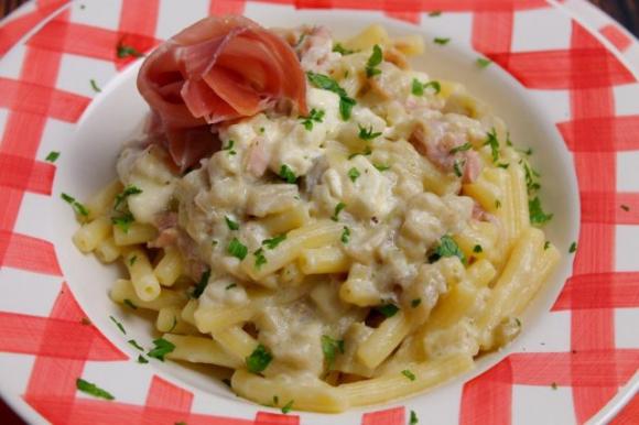 Sedanini rigati con melanzane, stracchino e prosciutto crudo - Fidelity ...