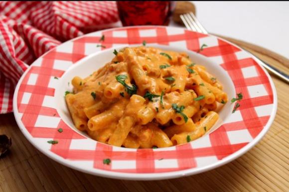 Sedani rigati con crema di peperoni, panna e pancetta - Fidelity Cucina