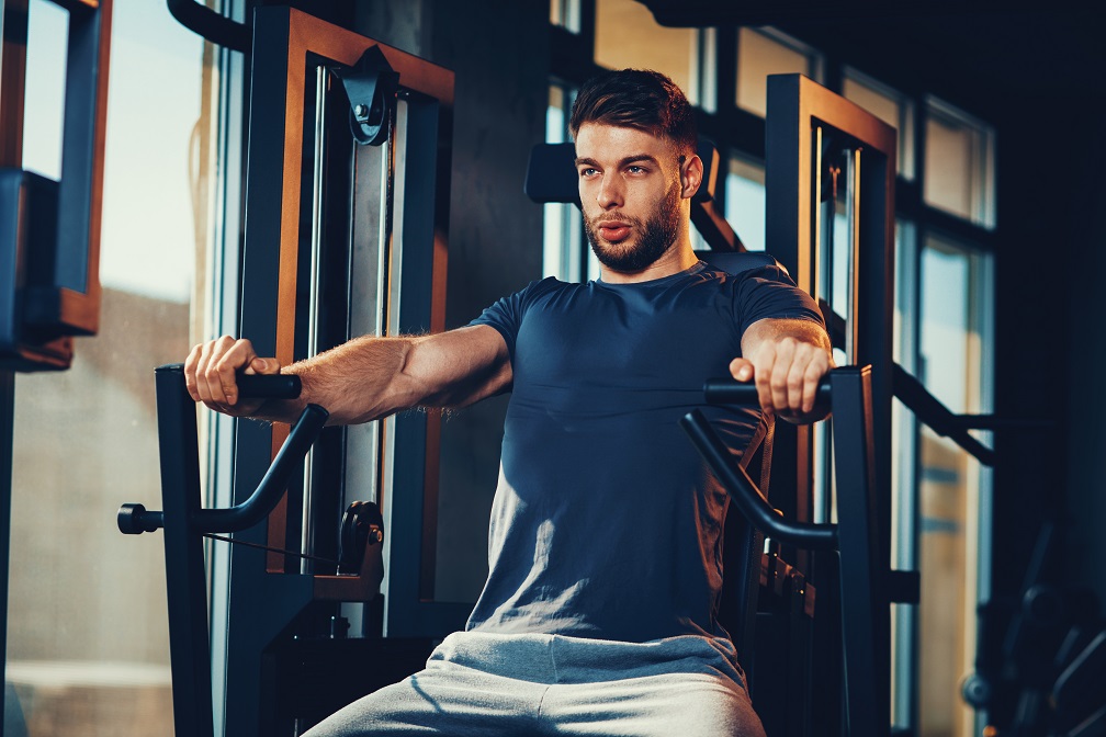 Chest press: cos'è, come si esegue e muscoli coinvolti