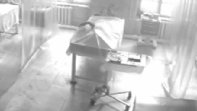 Choc in obitorio, le telecamere riprendono tutto: 2 cadaveri si risvegliano