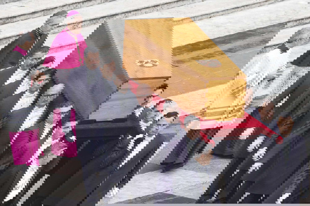 Papa Ratzinger, è successo dopo i funerali. Le telecamere hanno ripreso ...