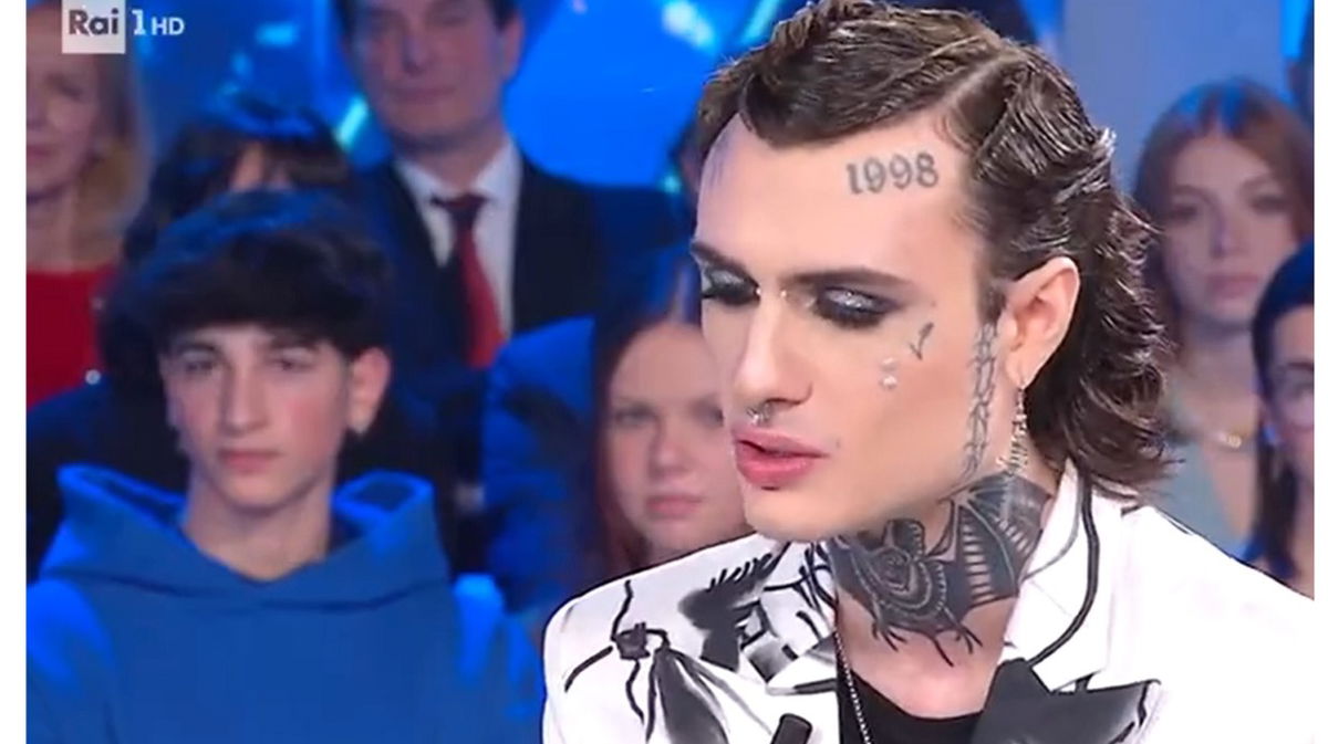 Rosa Chemical, spunta la foto del passato. Biondo e senza tatuaggi ...