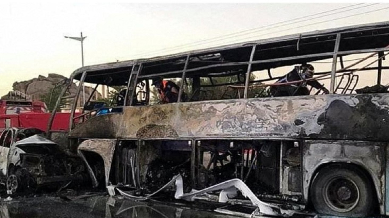 Bus in fiamme a seguito di uno schianto: il primo bilancio