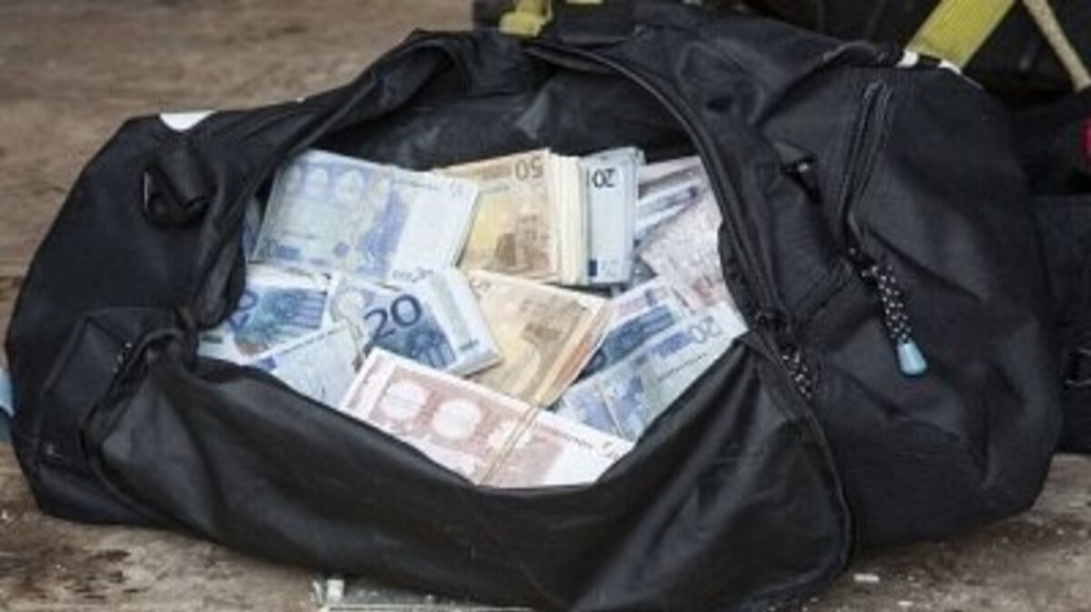 Donna va a confessarsi, alla fine il prete le consegna 10mila euro