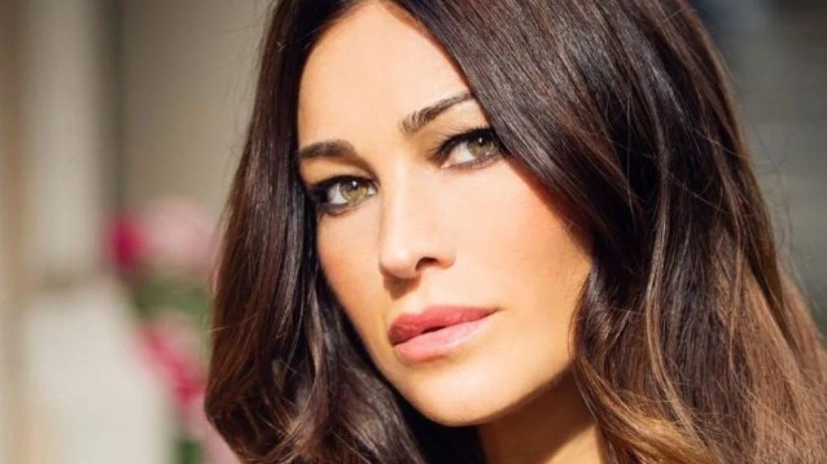 Manuela Arcuri più bella che mai, a 46 anni le foto come mamma l'ha fatta