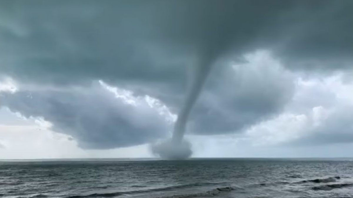 Italia, spaventosa tromba d'aria colpisce la spiaggia italiana