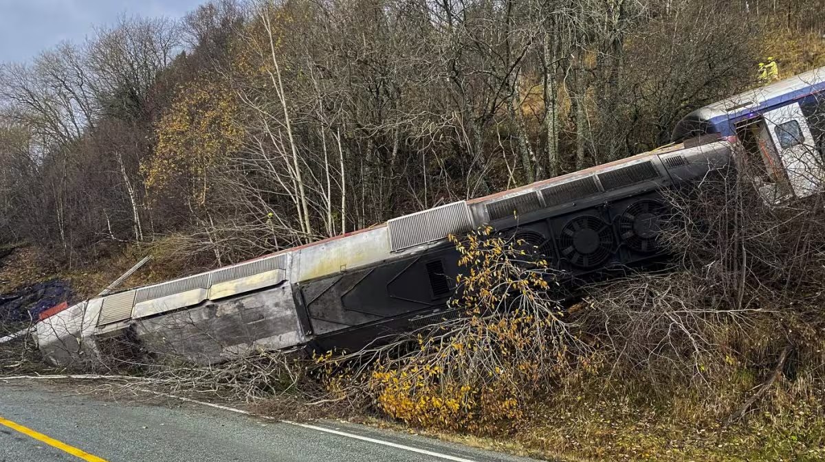 Locomotiva scivola in un pendio e il treno deraglia: ci sono coinvolti ...