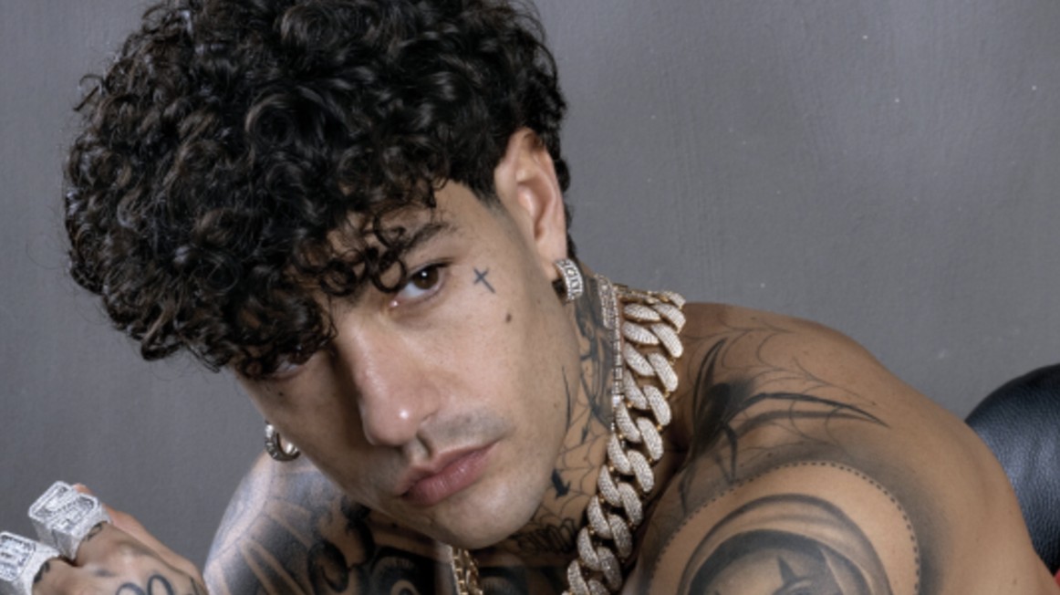 Tony Effe, cosa scrive sulle donne nelle sue canzoni