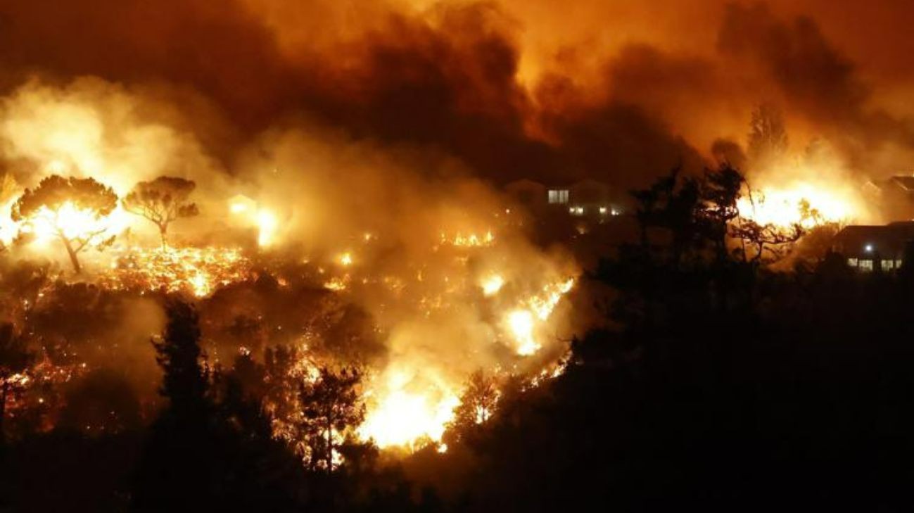Inferno di fuoco, città intrappolata dalle fiamme