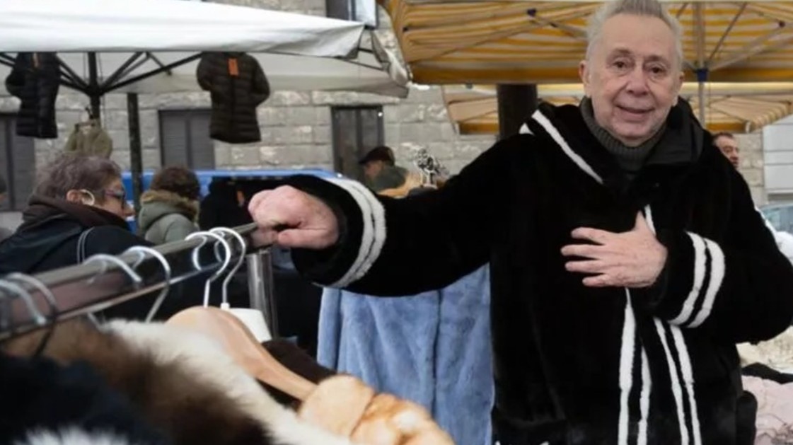 Lele Mora, la nuova vita tra le bancarelle: "Che male c'è?"