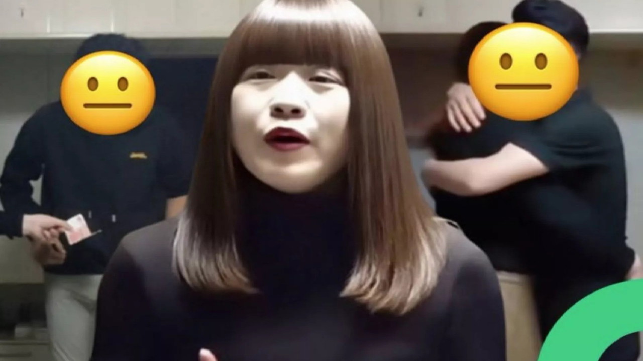 Va a letto con 1600 uomini e poi li filma con le parrucche: "L'ho fatto ...